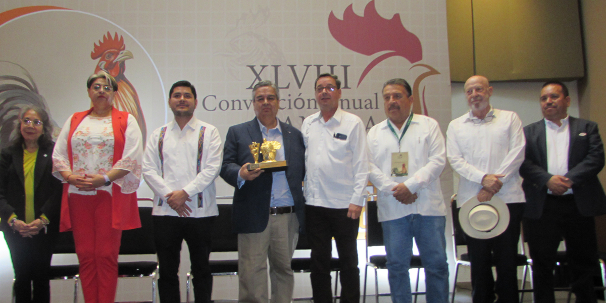 Recibe el Dr. Alberto Delgado homenaje en la XLVIII Convención Anual ANECA - BM Editores