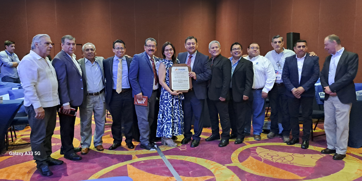 Homenajea la AMVEAV al MVZ Alejandro Martínez - BM Editores